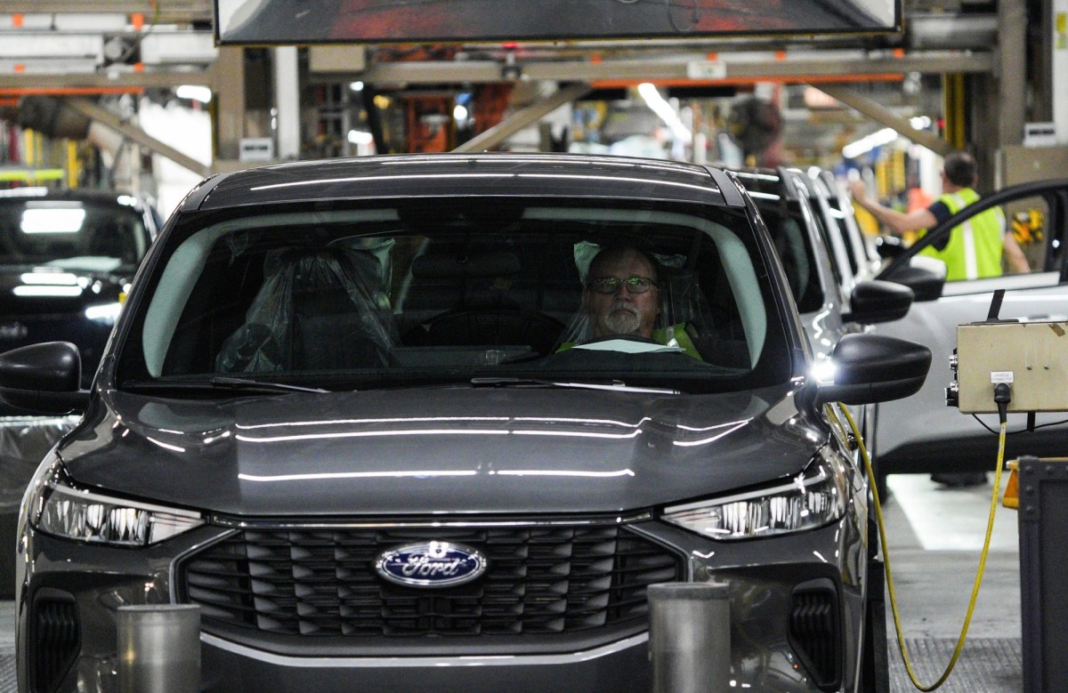 $5 Billion Ford Plan Aims to Deliver $30K Electric Pickup | Light Wave