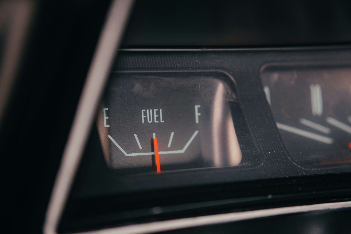 7 Gas-Saving Habits That Actually Work, According to Mechanics | Light Wave