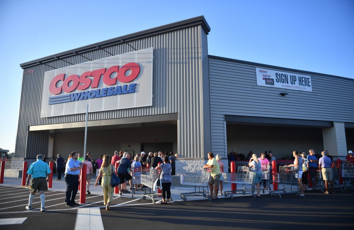 Costco Boosts Pay to More Than $30 an Hour for Most Employees | Light Wave
